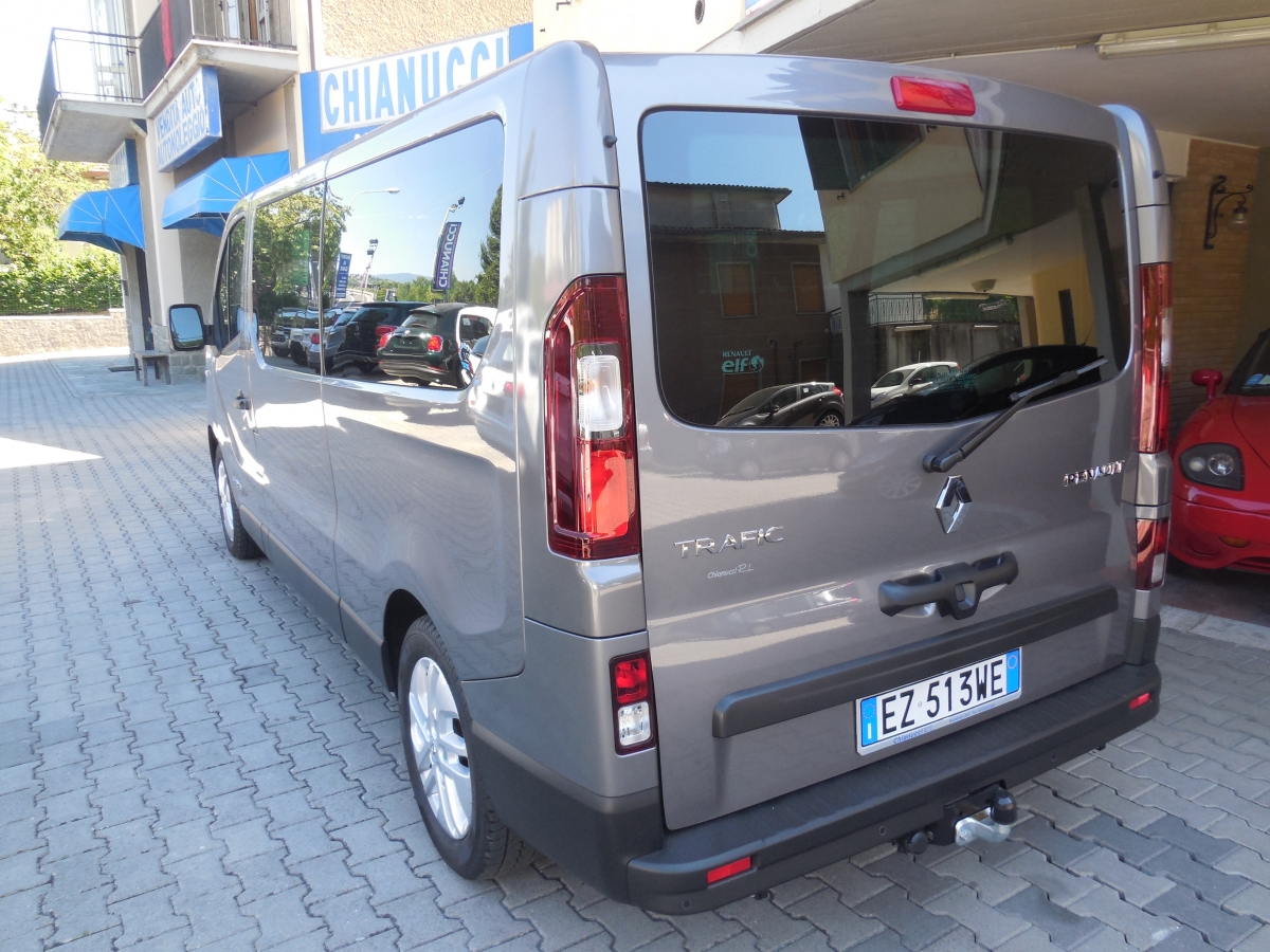 RENAULT TRAFIC 9 POSTI PRIVILEGE CON NAVIGATORE - Pulmini 9 posti ...